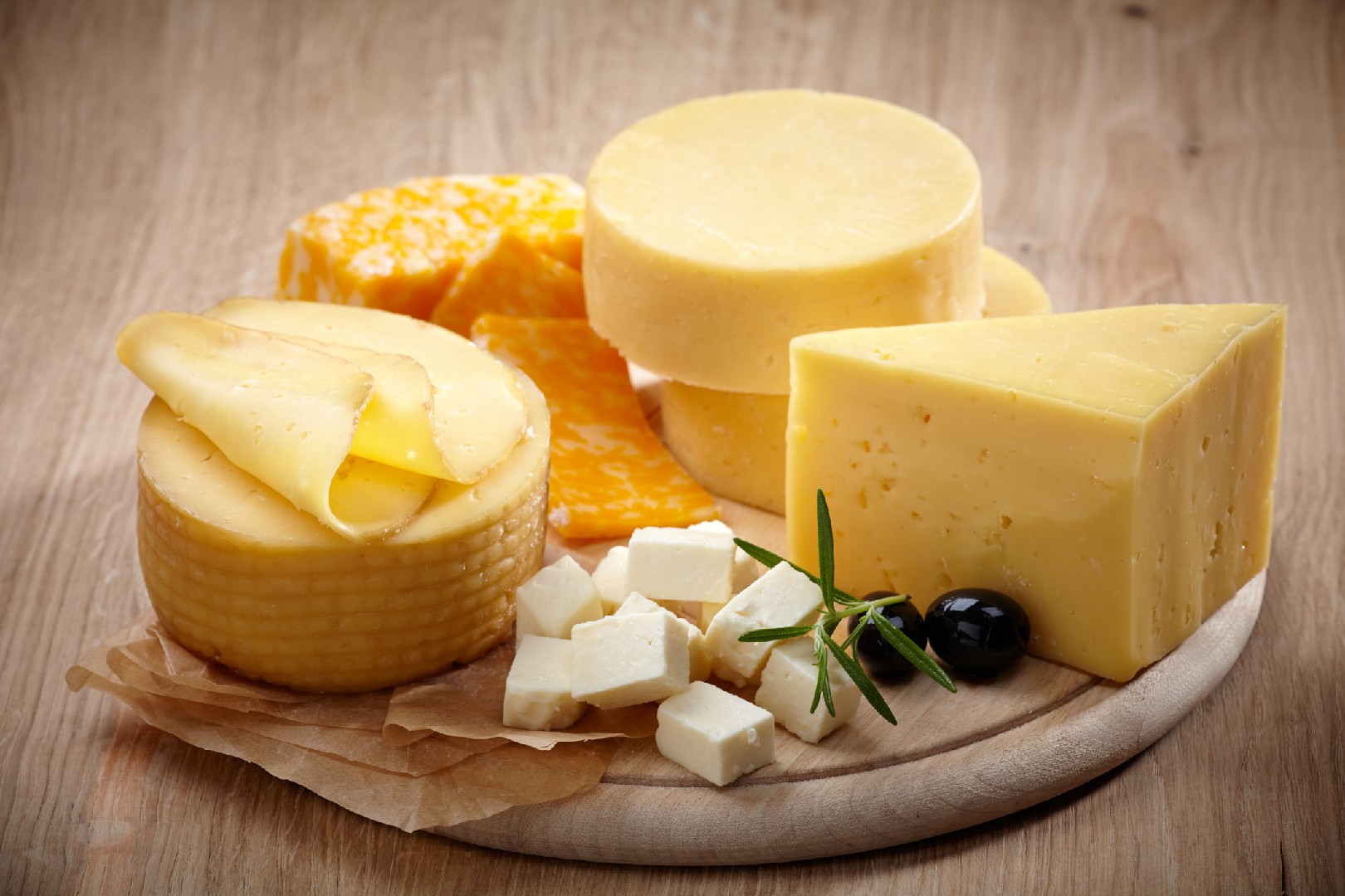 Can people with Anemia eat Cheese, Cheddar？